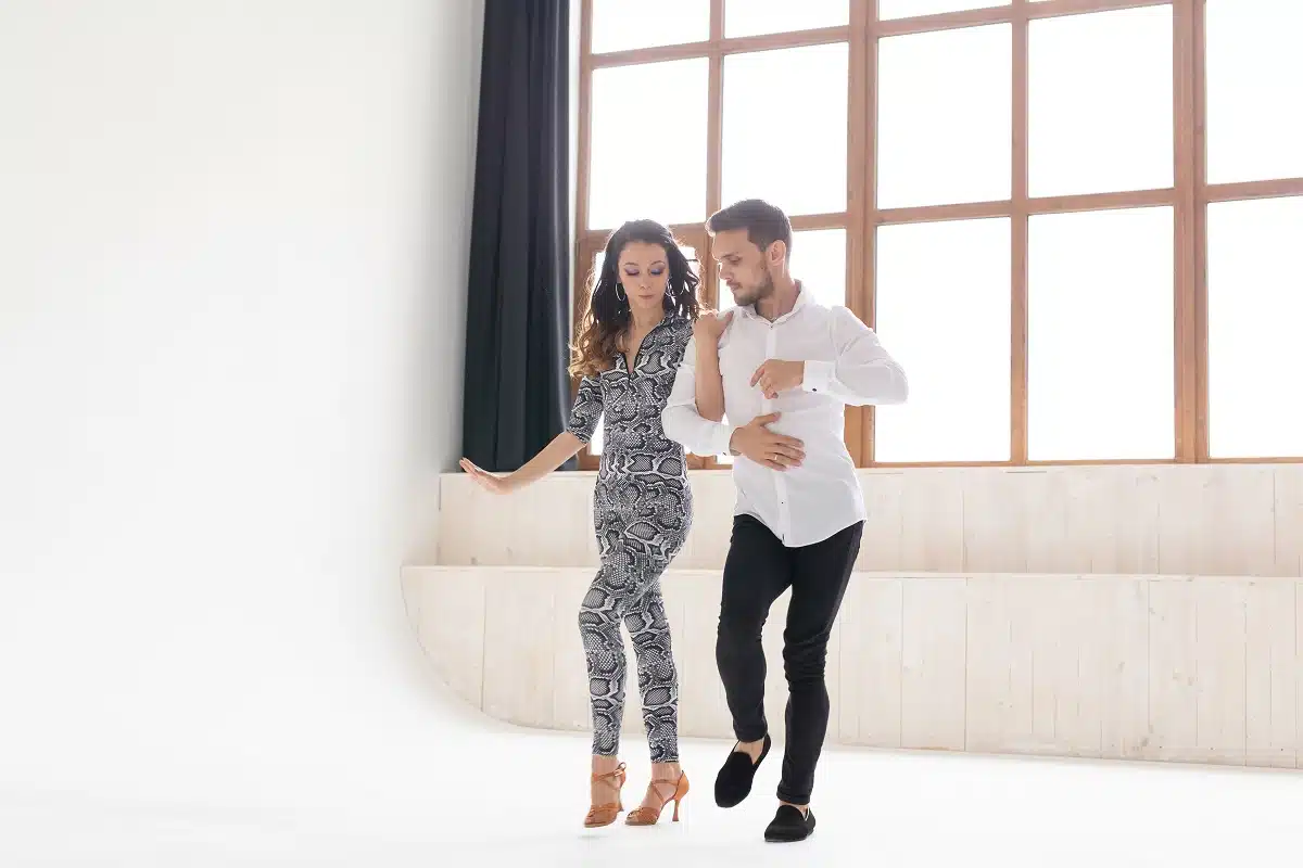 Quelle danse de couple choisir simple à apprendre