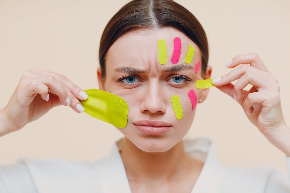 Face Taping : la nouvelle tendance TikTok pour lifter votre visage
